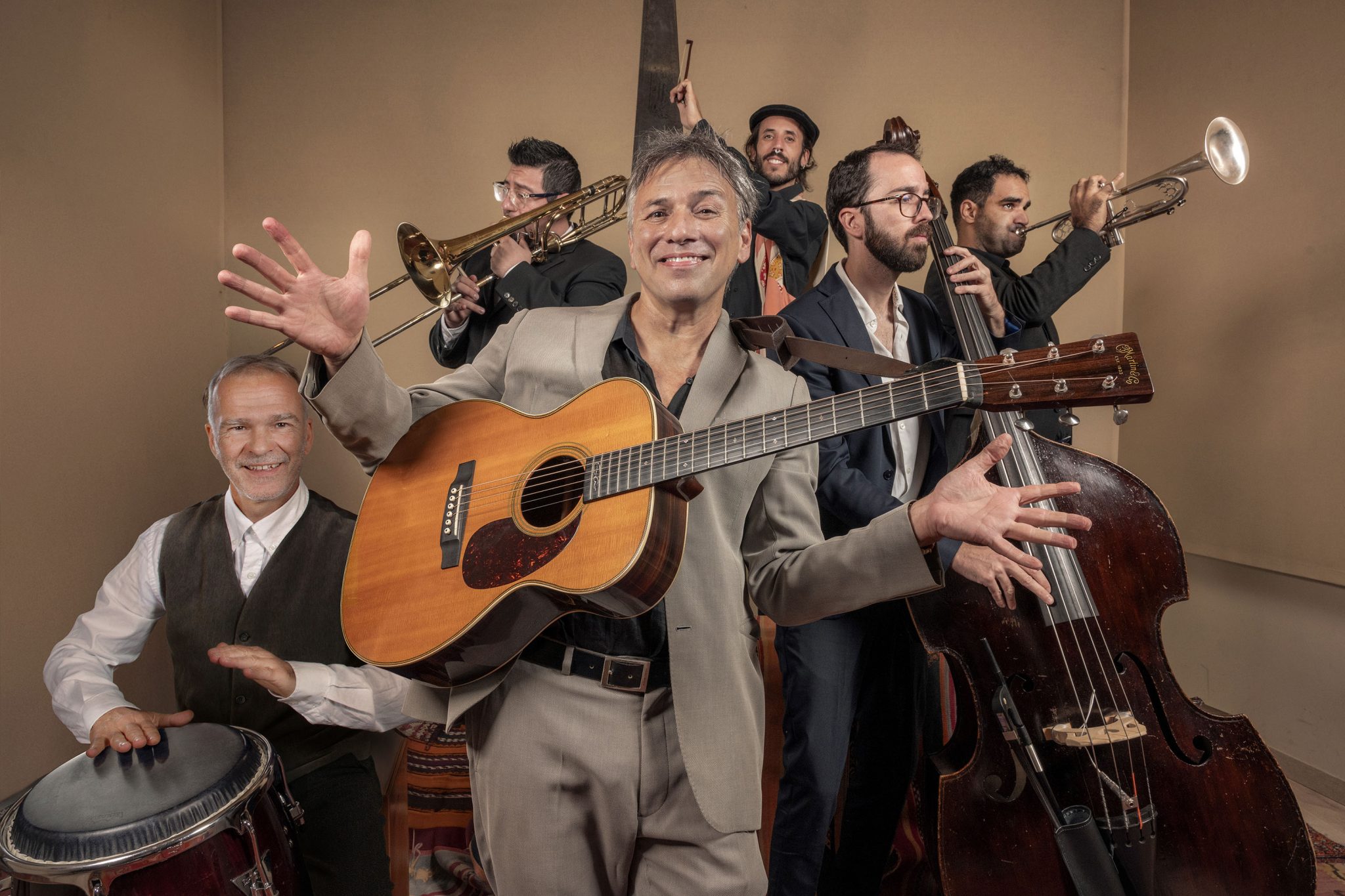 Daniel Cros Y Las Almas Sedientas: Un Viaje Musical Entre Fronteras ...